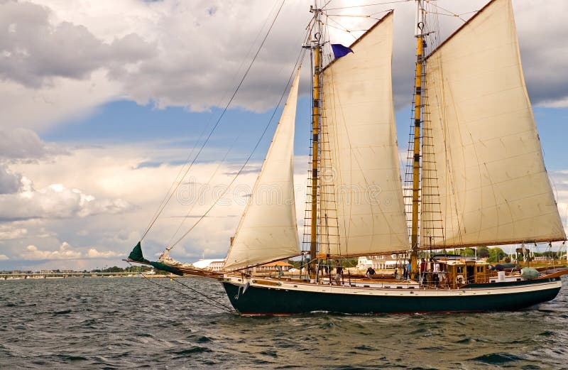 Altes Segelboot stockbild. Bild von markierungsfahne, himmel - 213399