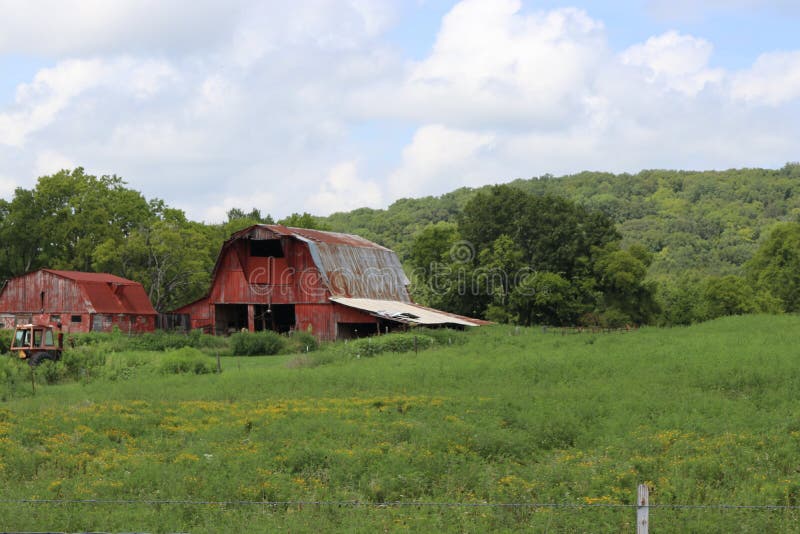 Two Old Red Barns stock image. Image of tennessee, farmland - 98166413