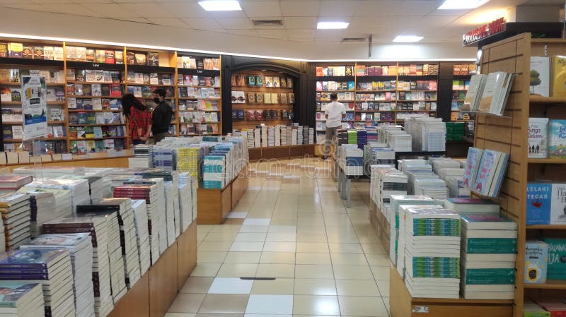 People at bookstore editorial photography. Image of literature - 33321992