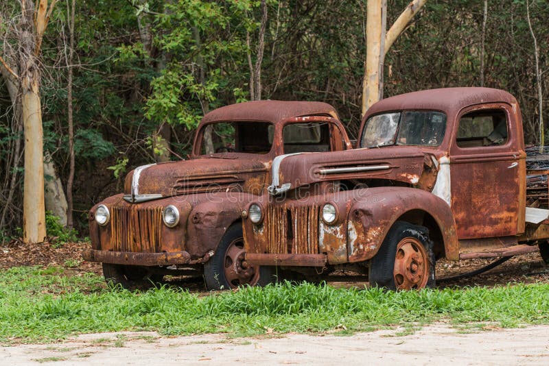 Two rusty old Ford trucks editorial photo. Image of chrome - 87660816
