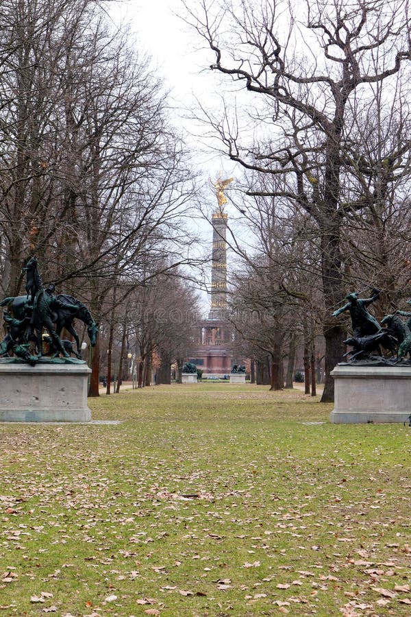 Two statues in Tiergarten editorial stock photo. Image of tiergarten ...