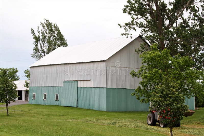 Two-toned colored barn stock image. Image of colorful - 95875093