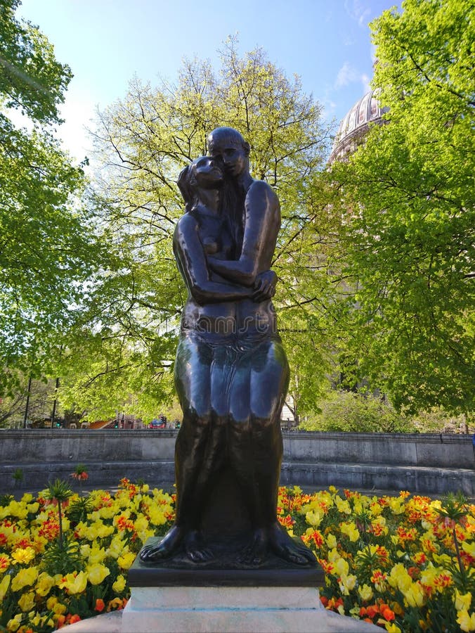 The Two Young Lovers Statue at Festival Gardens Editorial Stock Photo ...