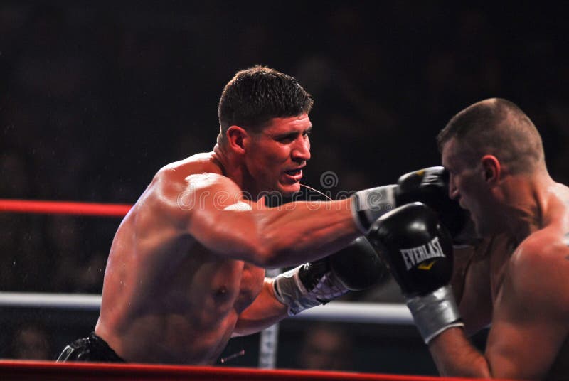 Tye Fields Catches Wach, Heavyweight Boxing Editorial Stock Image ...