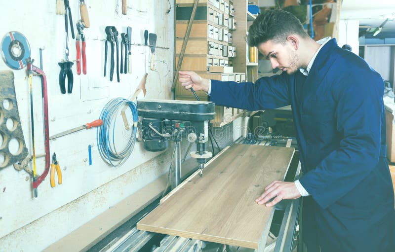 Travailleur Du Bois à L'aide De La Foreuse Photo stock - Image du ...