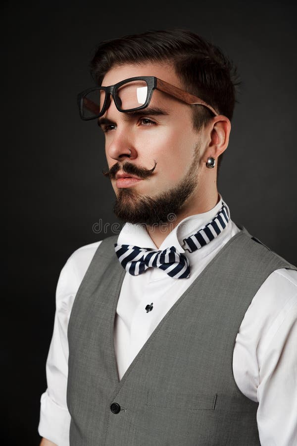 Type Beau Avec La Barbe Et Moustache Dans Le Costume Image stock ...