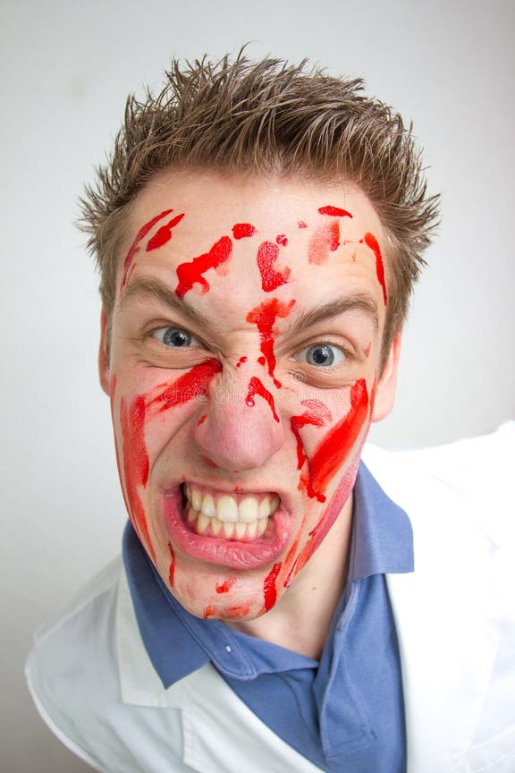 Type Drôle Fou Couvert Dans Le Sang Image stock - Image du muscles ...