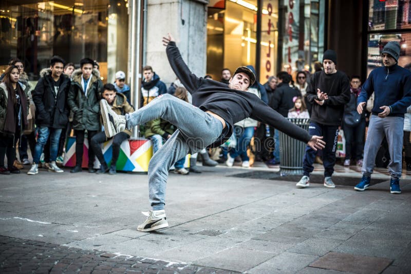 Danseur de rue image stock éditorial. Image du rupture - 18857189