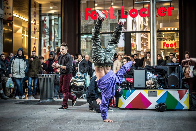 Types De Breakdancer Dans La Danse De Milan Dans La Rue Photographie ...