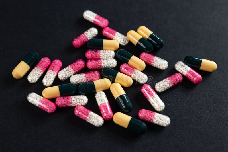 2 Types De Drogues Et Capsules Sur Un Noir Photo stock - Image du ...