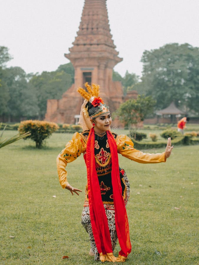 Mayang Rontek Dance editorial stock image. Image of produce - 221787549