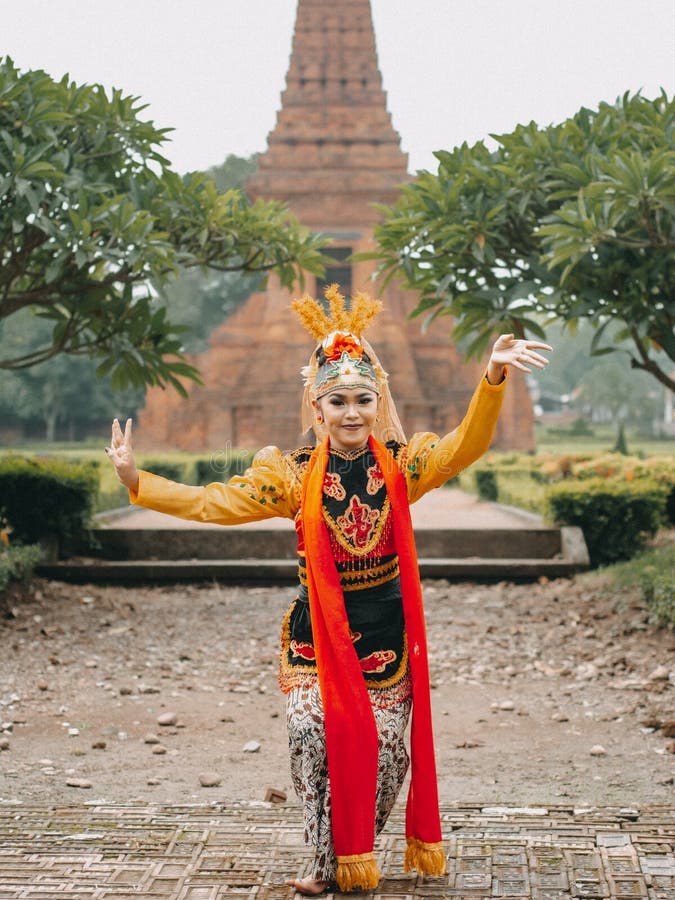 Mayang Rontek Dance editorial photo. Image of drink - 221787166