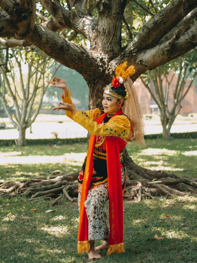 Mayang Rontek Dance editorial stock image. Image of produce - 221787549