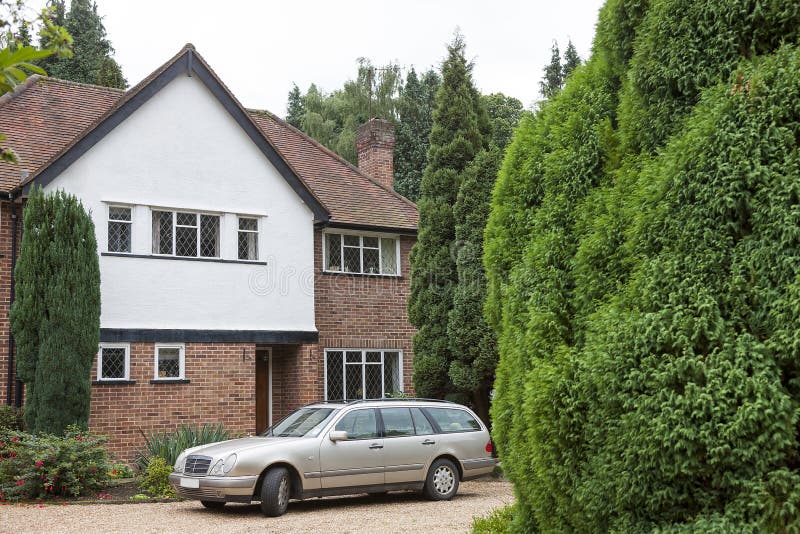 Typical English Thatched Roof Cottage. Editorial Stock Photo - Image of ...
