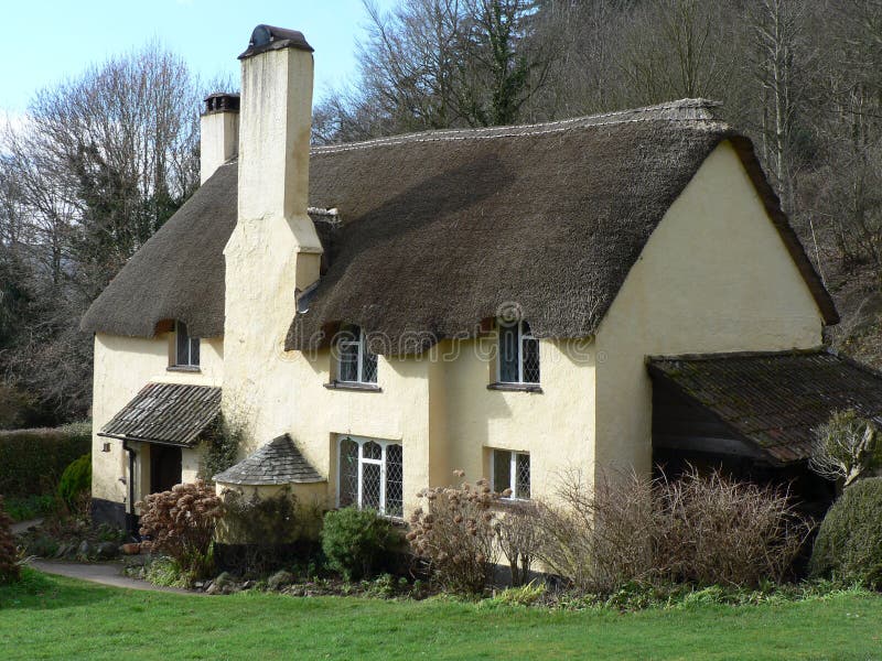 Typical English Thatched Cottage Stock Photo - Image of home, roof: 561106