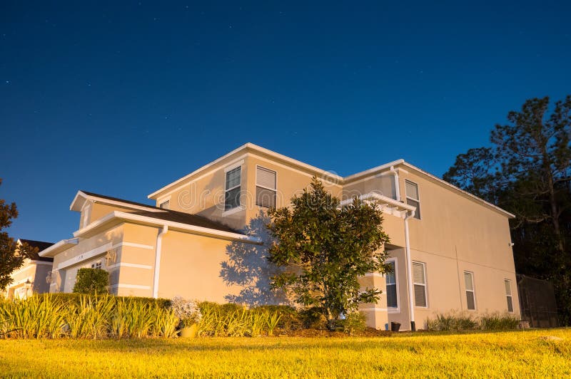 A typical Florida house stock image. Image of palm, cloud - 140083201