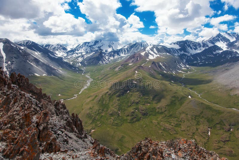 U-shaped valley stock image. Image of horizontal, peak - 107281809