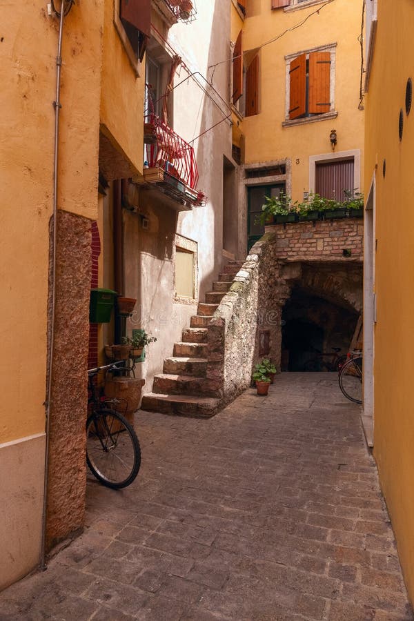 Typical Italian Courtyard, Italy Stock Photo - Image of doorstep, front ...