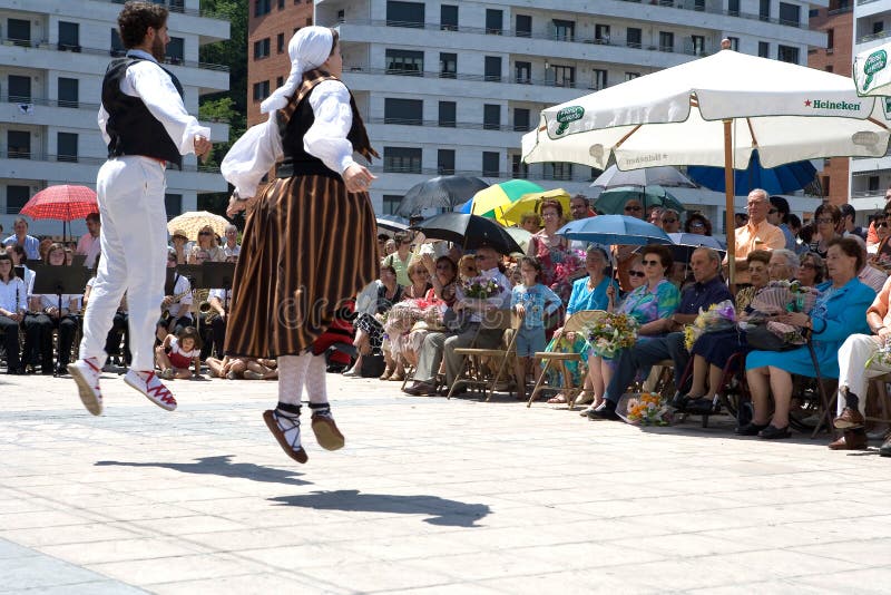 Baskische Dansende Vrouw Twee En Man Leerschoenen Op Lichtbruine ...