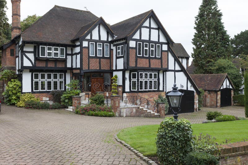 Typisch Engels huis stock afbeelding. Image of niemand - 74699337