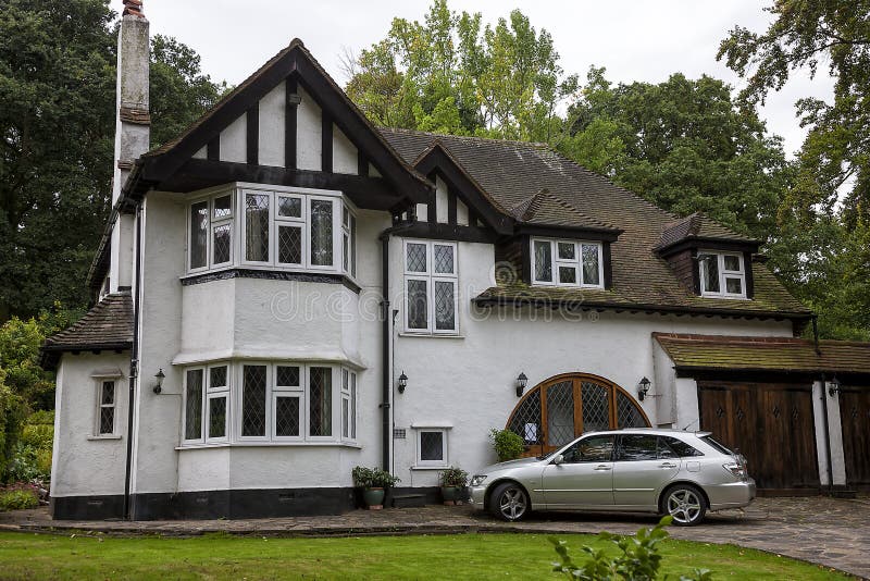 Typisch Engels Rood Baksteenhuis Met Dramatische Blauwe Hemel in Het ...
