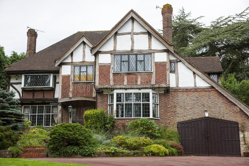 Typisch Engels huis stock afbeelding. Image of niemand - 74699337