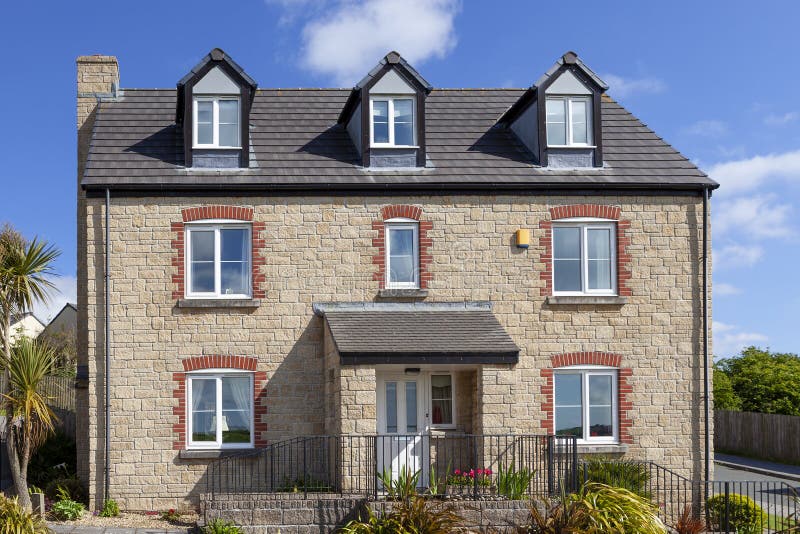 Engels huis met tuin stock afbeelding. Image of gemeenschap - 34530717