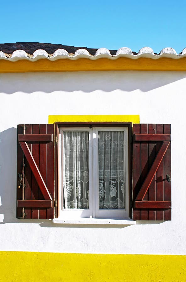 Typisch Venster Met Blinden Stock Foto - Image of gebouw, eenvoudig ...