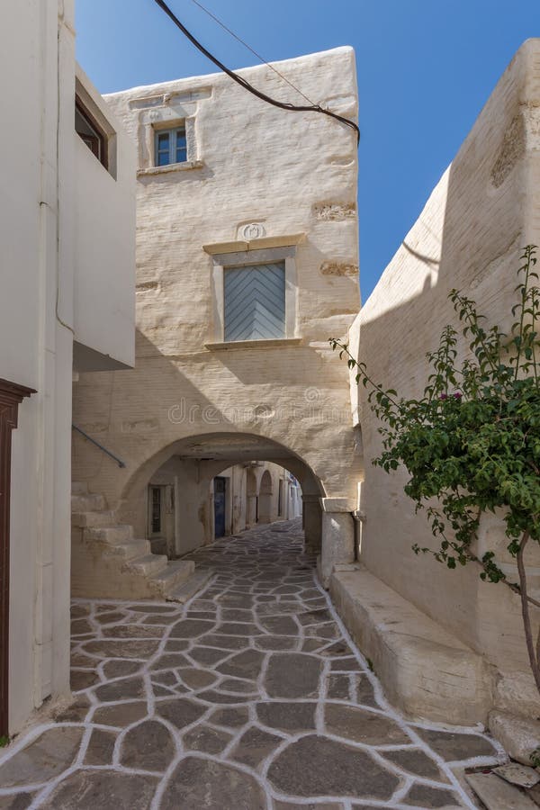 Typisch Wit Huis in Stad Van Parakia, Paros-eiland, Griekenland Stock ...