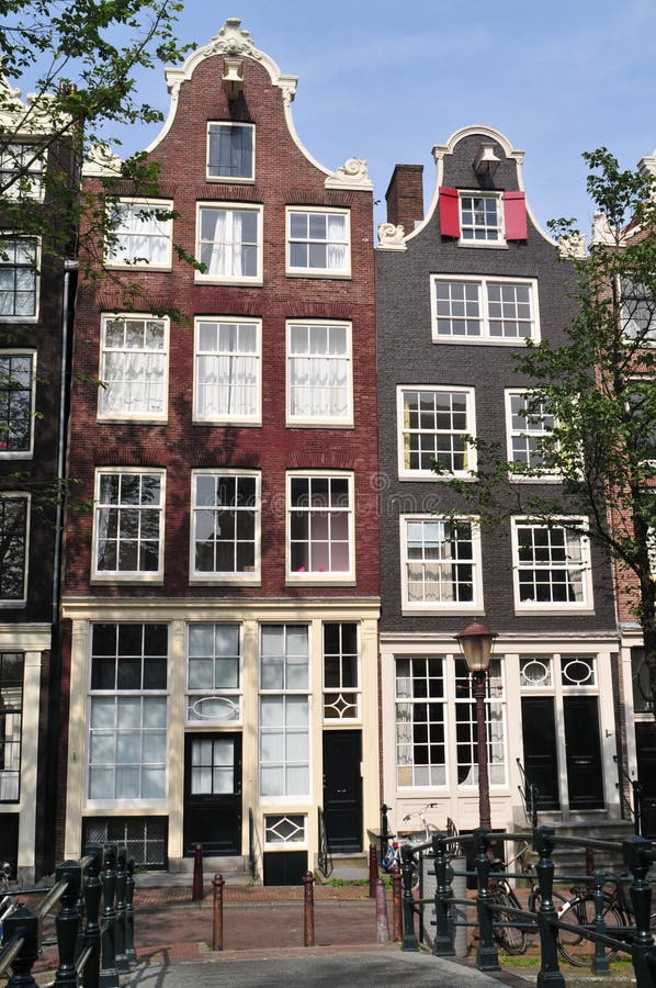 Typische Huizen in Amsterdam Stock Foto - Image of gevel, hemel: 49146526