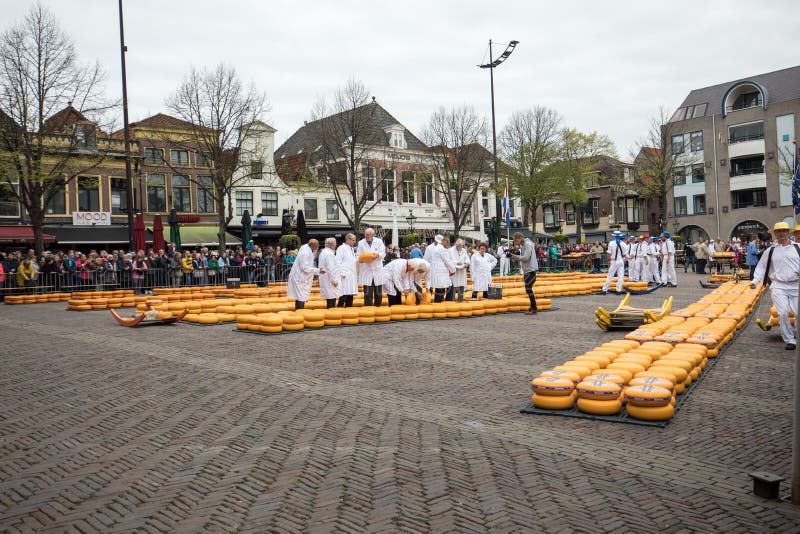 Typische Kaasmarkt in De Stad Van Alkmaar in Nederland, Redactionele ...