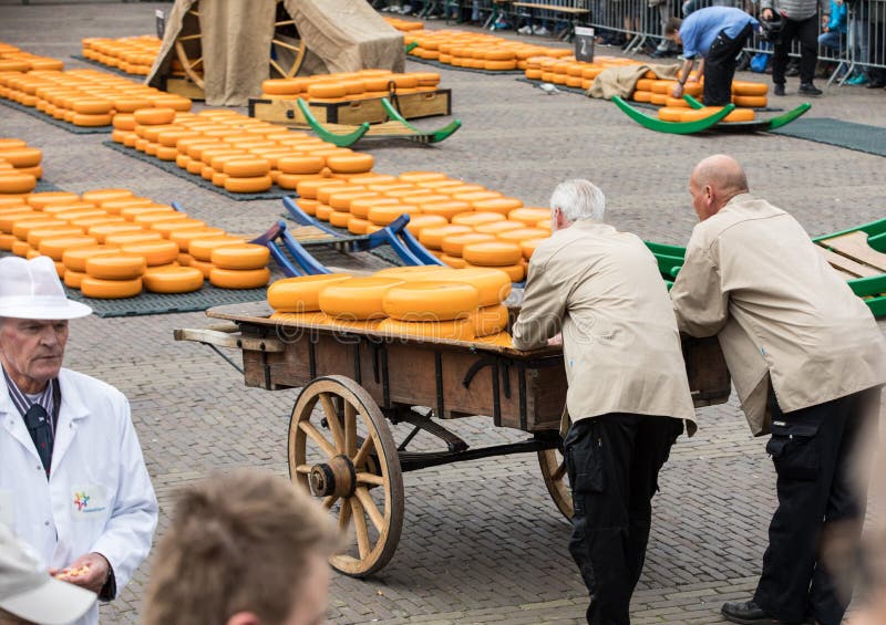 Typische Kaasmarkt in De Stad Van Alkmaar in Nederland Redactionele ...