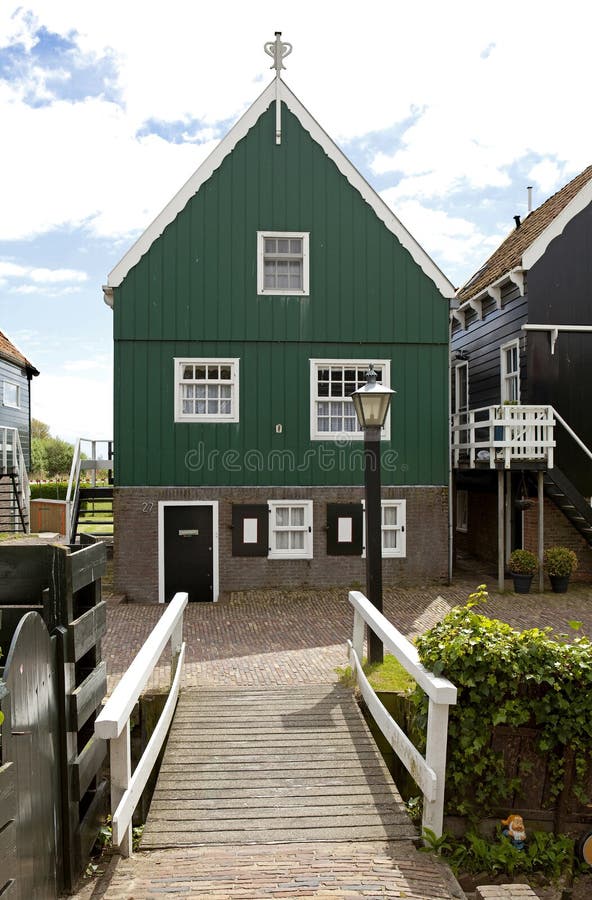 Typische Nederlandse Huizen in Dorp Marken Stock Afbeelding - Image of ...