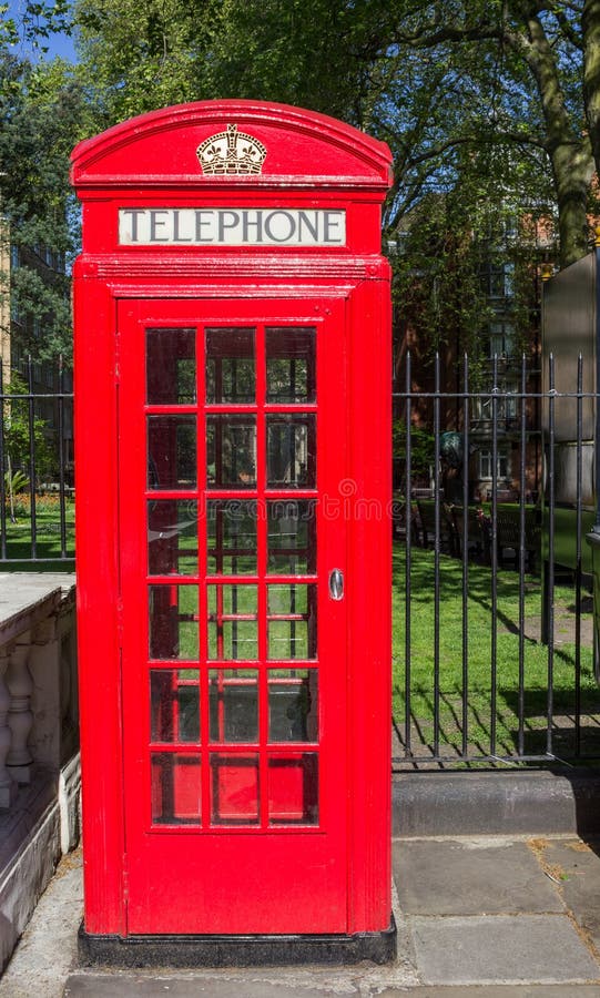 Typische Rode Telefooncel In Londen Stock Afbeelding - Afbeelding ...