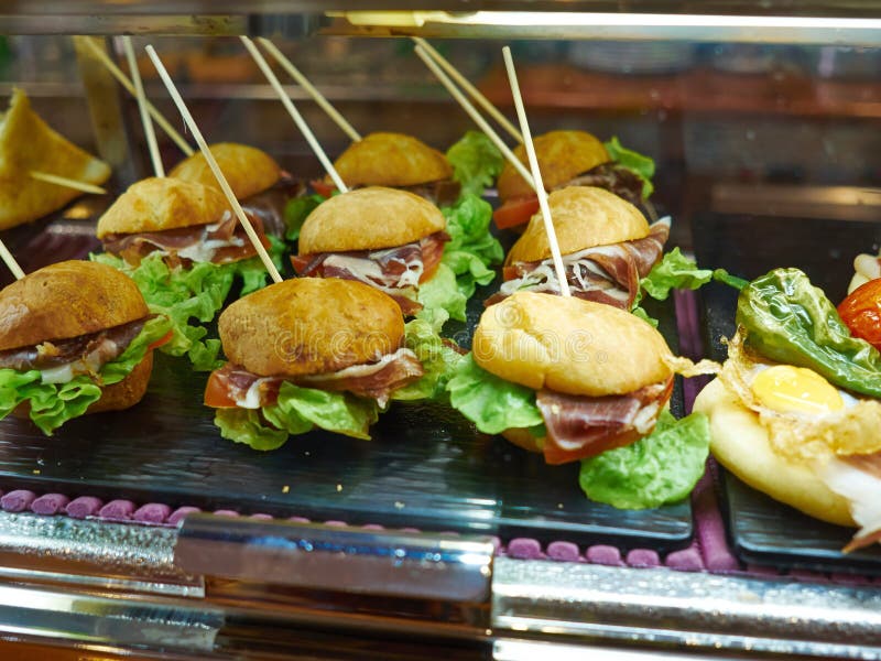 Typische Traditionelle Spanische Tapas Stockfoto - Bild von käse ...