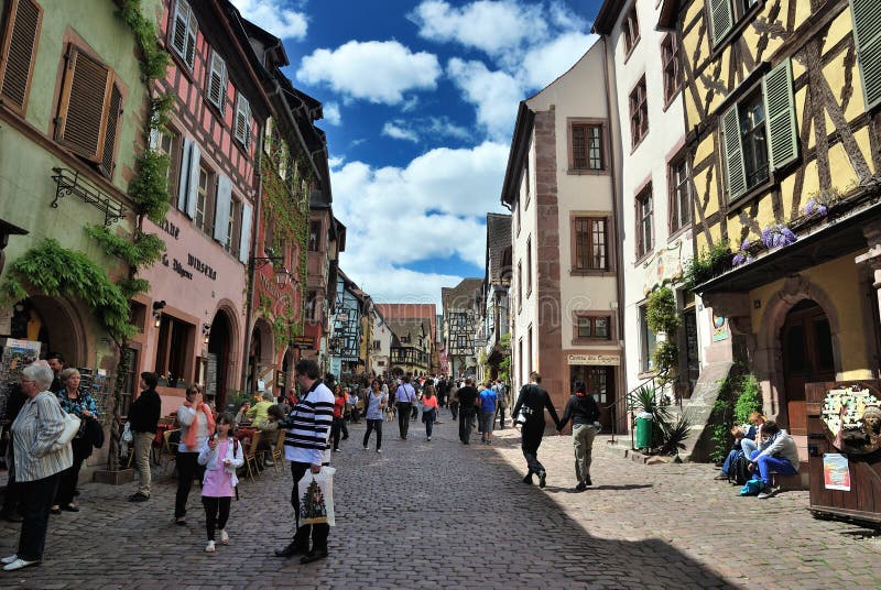 Typisk Alsace by. Frankrike Redaktionell Arkivfoto - Image of ytter ...