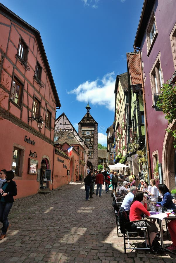 Typisk Alsace by. Frankrike Redaktionell Arkivfoto - Bild av ytter ...