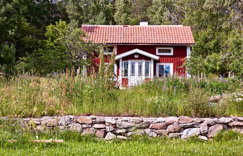 Typisk Idyllisk Svensk För Hus Fotografering för Bildbyråer - Bild av ...