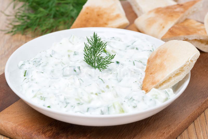 Tzatziki Van De Yoghurtsaus Met Kruiden, Komkommer En Knoflook En ... Tzatziki Van De Yoghurtsaus Met Kruiden, Komkommer En Knoflook En ...