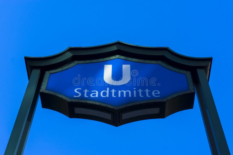 U-Bahnzeichen Von Berlin U-Bahn Redaktionelles Foto - Bild von bahnhof ...