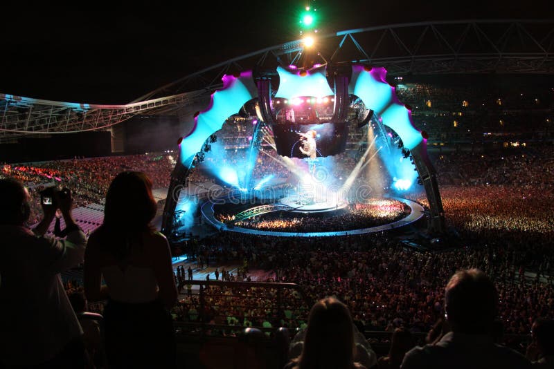 U2 in Concert editorial image. Image of crowd, fans, mulit - 47198250