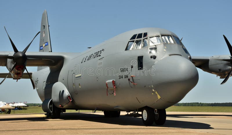 Avion De Charge Militaire Gris De Hercule Photo éditorial - Image du ...