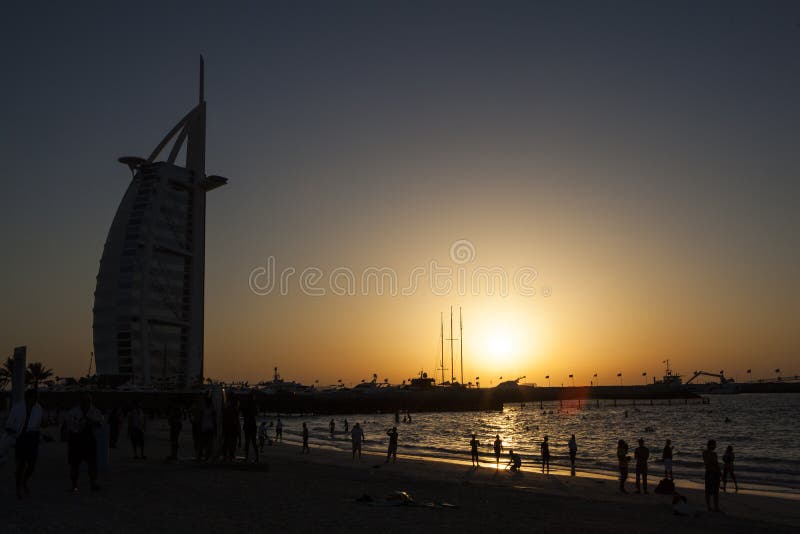 UAE/DUBAI - 10/5/2012 - Puesta Del Sol Con La Silueta Del Edificio ...