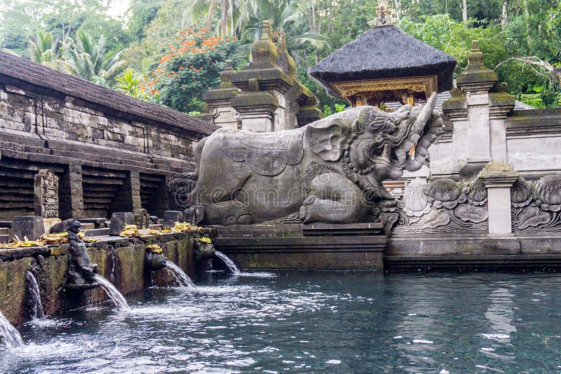 Ubud (Bali), Indonesien stockfoto. Bild von bügel, rituell - 103415444