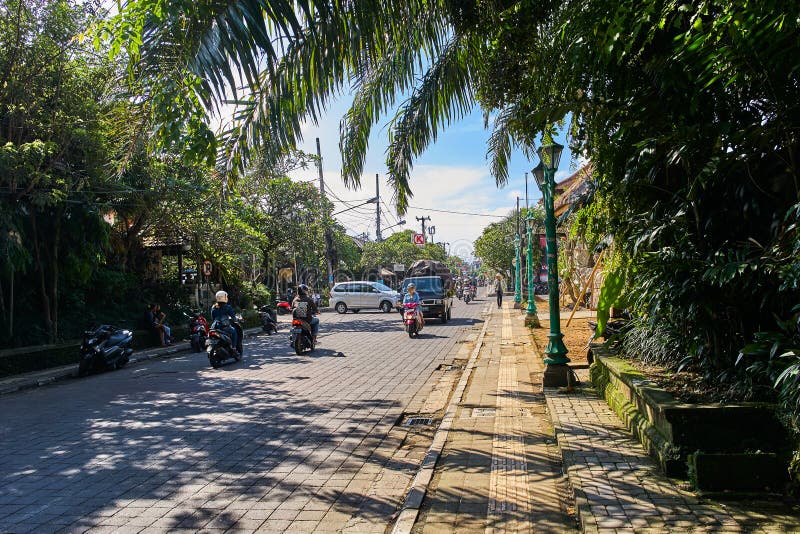 UBUD, INDONESIA - 8 DE DICIEMBRE DE 2017: Centro De La Ciudad Imagen ...