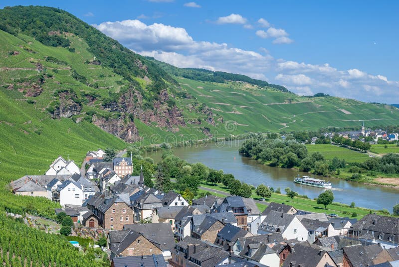Uerzig, Vale Do Rio De Mosel, Mosel, Alemanha Foto de Stock - Imagem de ...