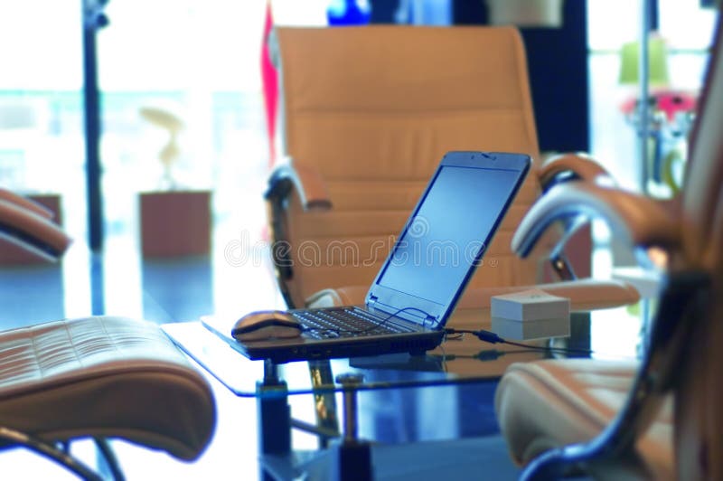 Ufficio E Computer Portatile Moderni Immagine Stock - Immagine di ...