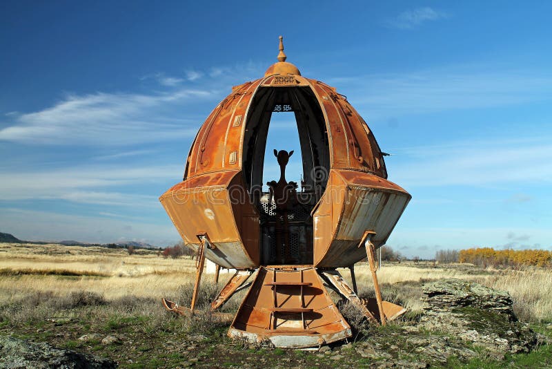 UFO De Rusty Metal Con La Silueta Extranjera Imagen de archivo - Imagen ...