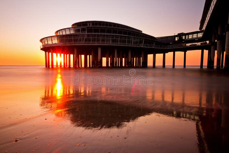 Scheveningse Pier Bij Zonsondergang Stock Foto - Image of hemel, blauw ...