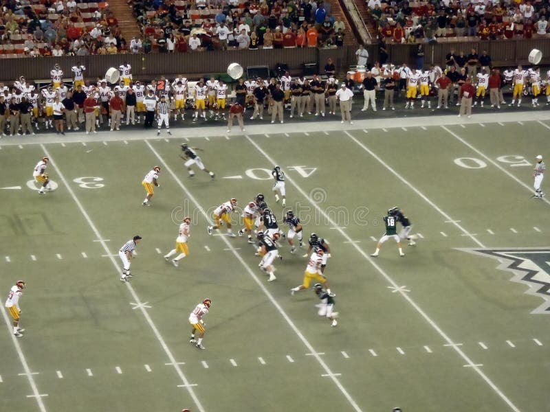 UH Quarterback Hands Off Ball To Runningback Editorial Stock Image ...
